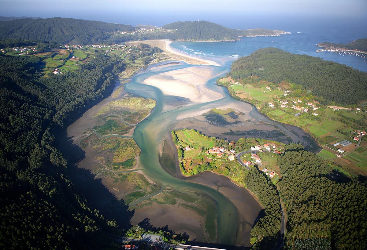 Costa Ártabra y ría de Cedeira: playas, acantilados y faros en las Rías ...